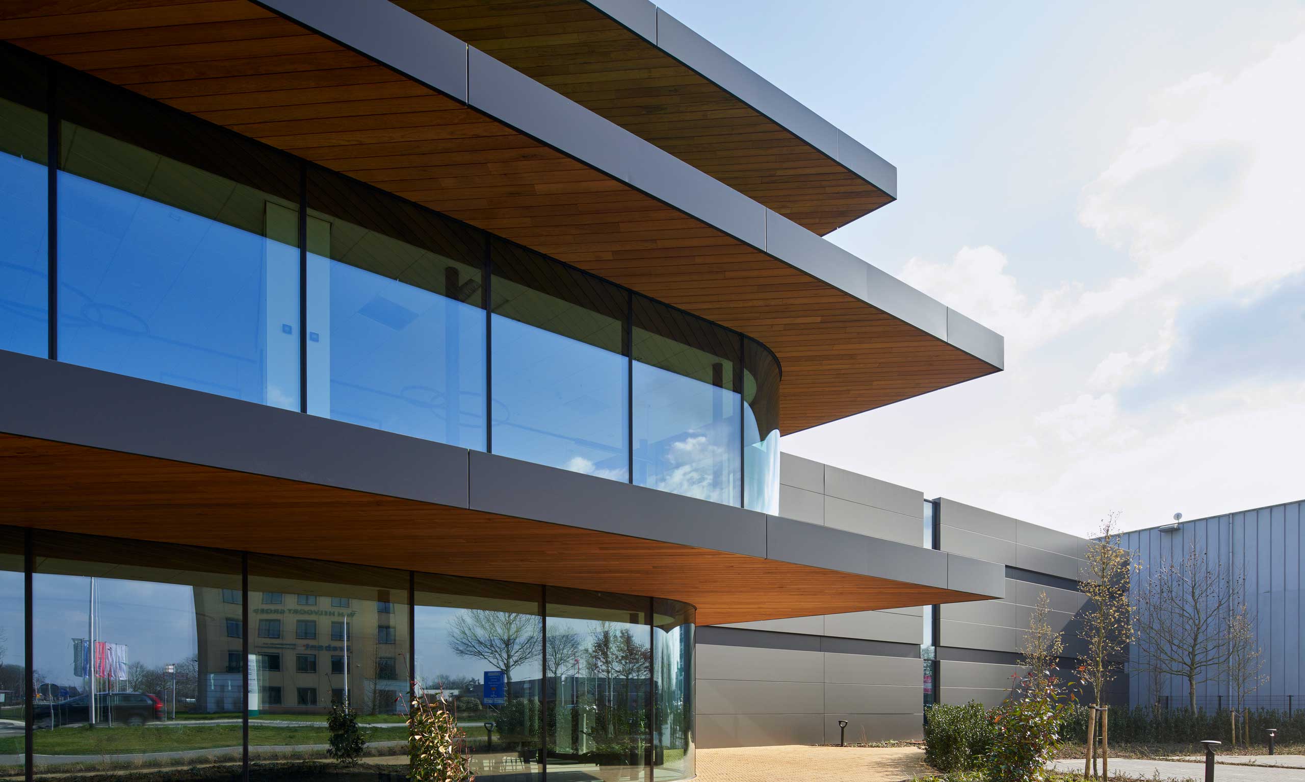 Cantilevered canopies stratify an office headquarters – C3GLOBE