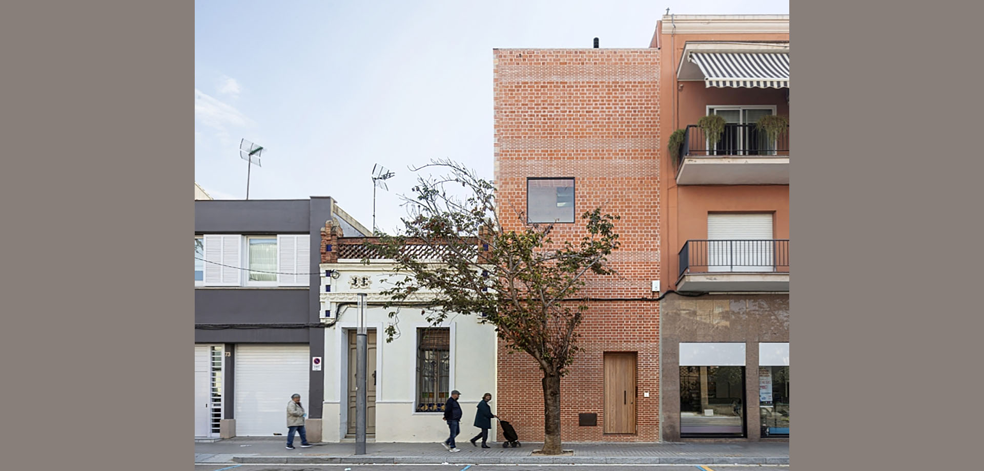 A tower-like house intelligentially inserted into a tight urban plot – C3GLOBE
