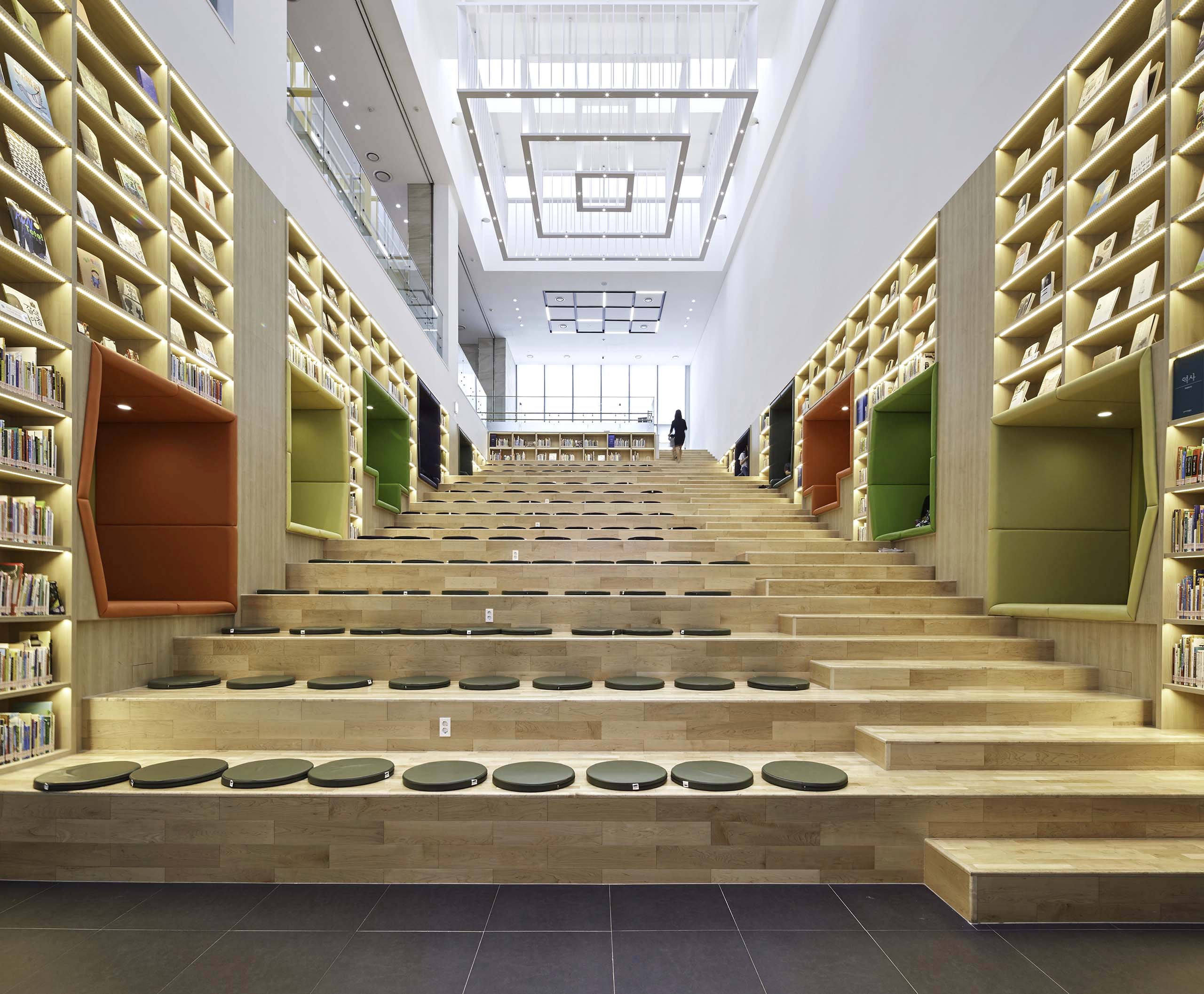 A bookcase immersed in a green park - C3GLOBE