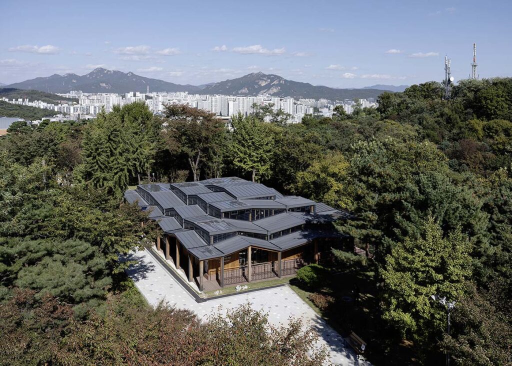 A spiral corridor under the pitched roofs – C3GLOBE