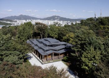 A spiral corridor under the pitched roofs - C3GLOBE