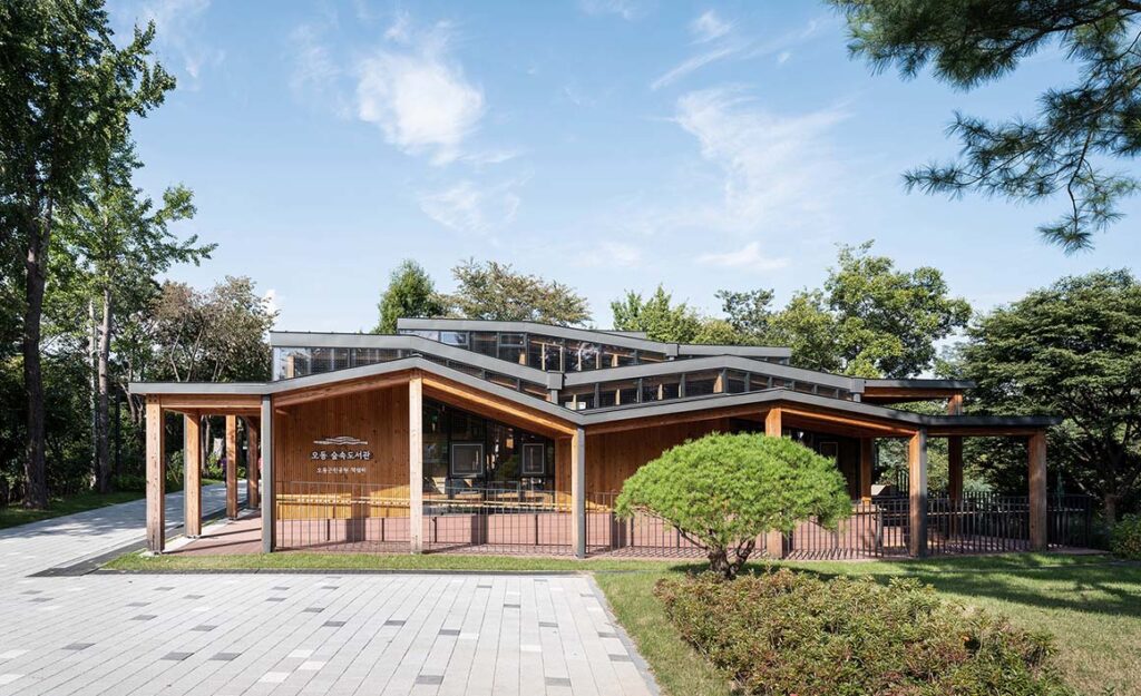 A spiral corridor under the pitched roofs – C3GLOBE